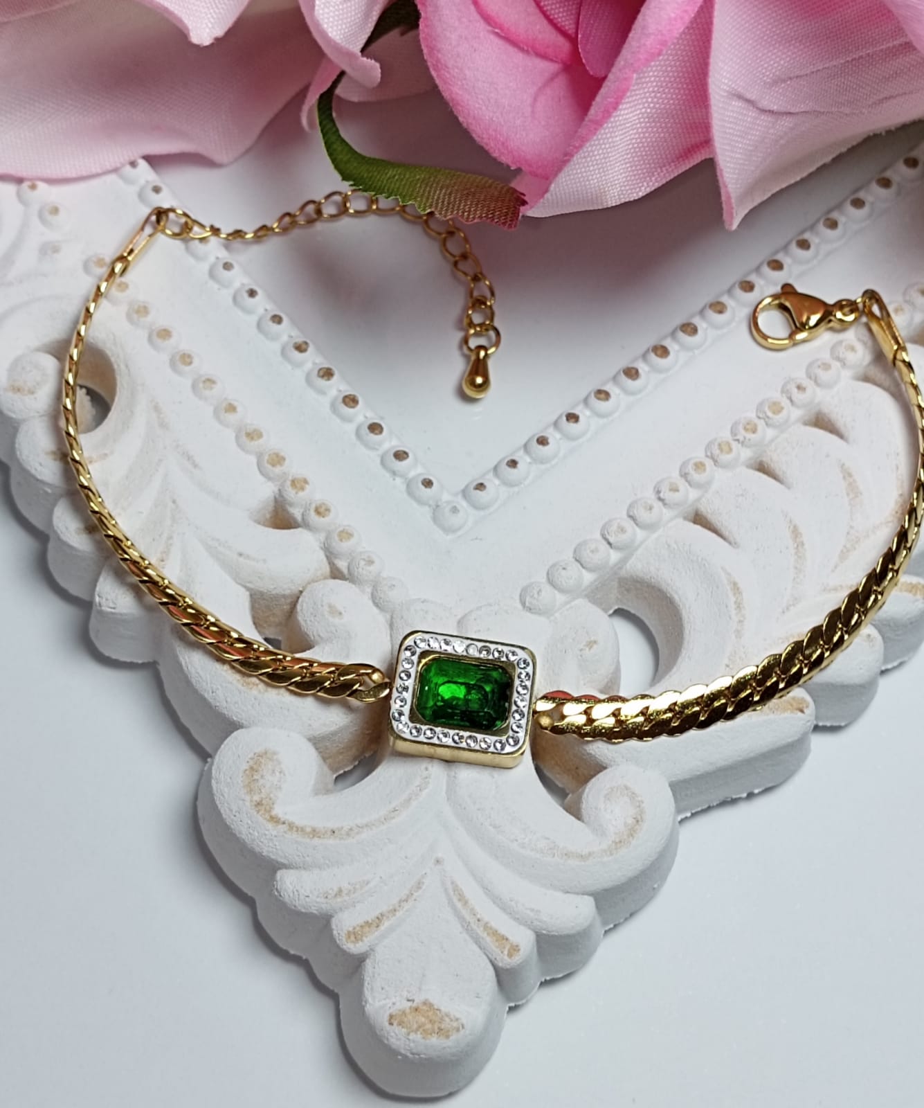 Pulsera Cadena Dorada con Cristal Verde – aurora.infinity