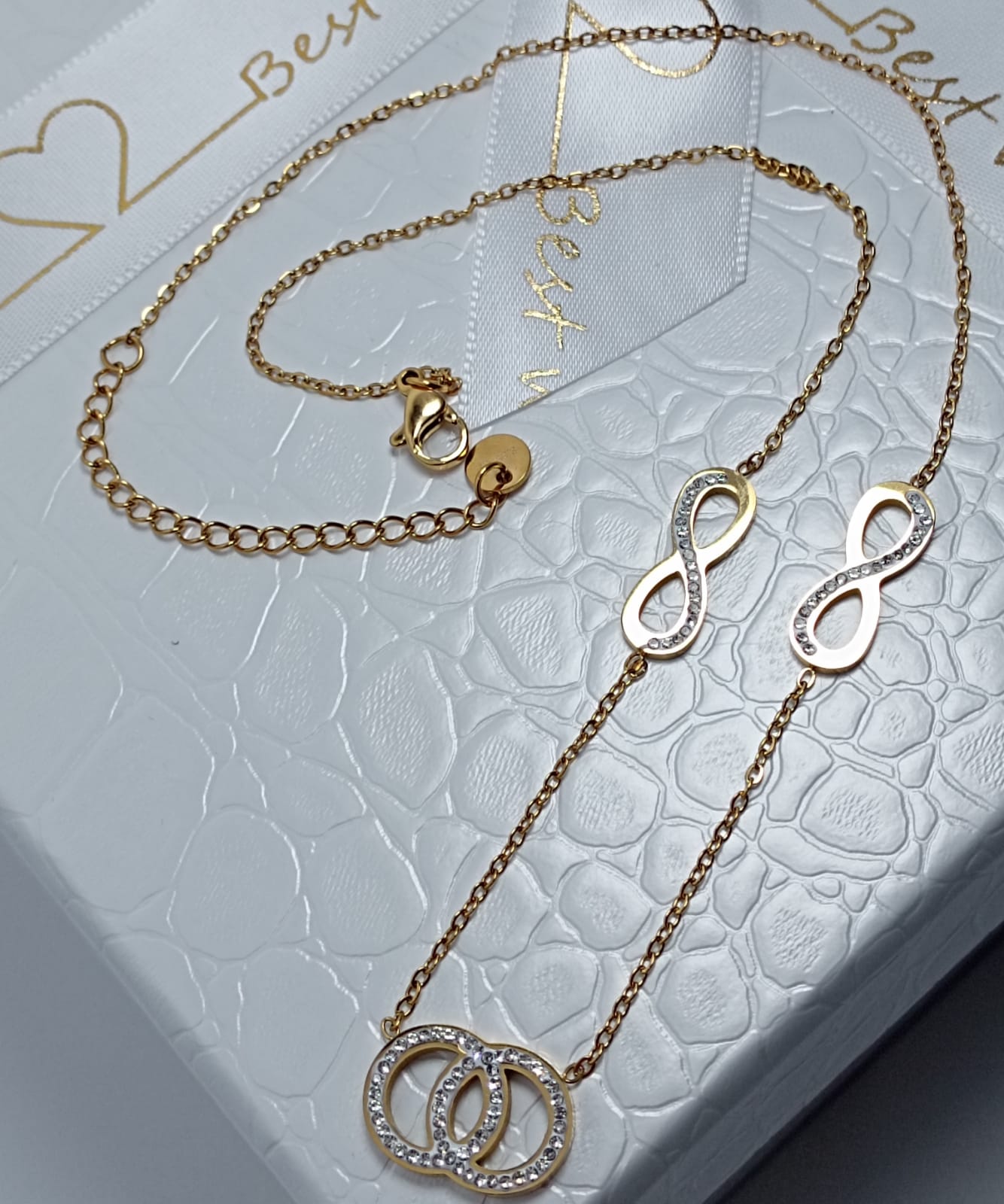 Collar entrelazado infinito en tono dorado – aurora.infinity